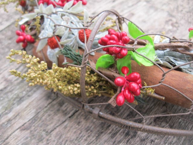 CHICKEN WIRE Cage WREATH Dried Flower & Pine Cone Winter Decoration or ...