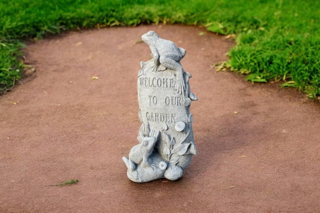 Welcome Garden Sign | Concrete Frogs on Rock 18'' | Frog Figurine ...