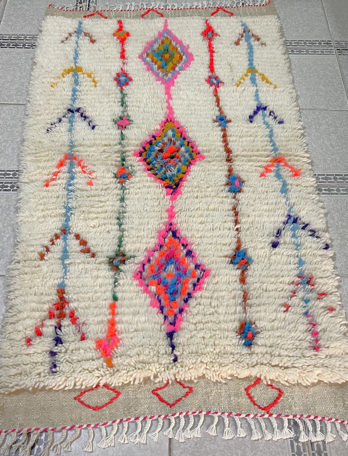 Tapis Berbère Azilal écru à motifs colorés, tapis marocain authentique ...