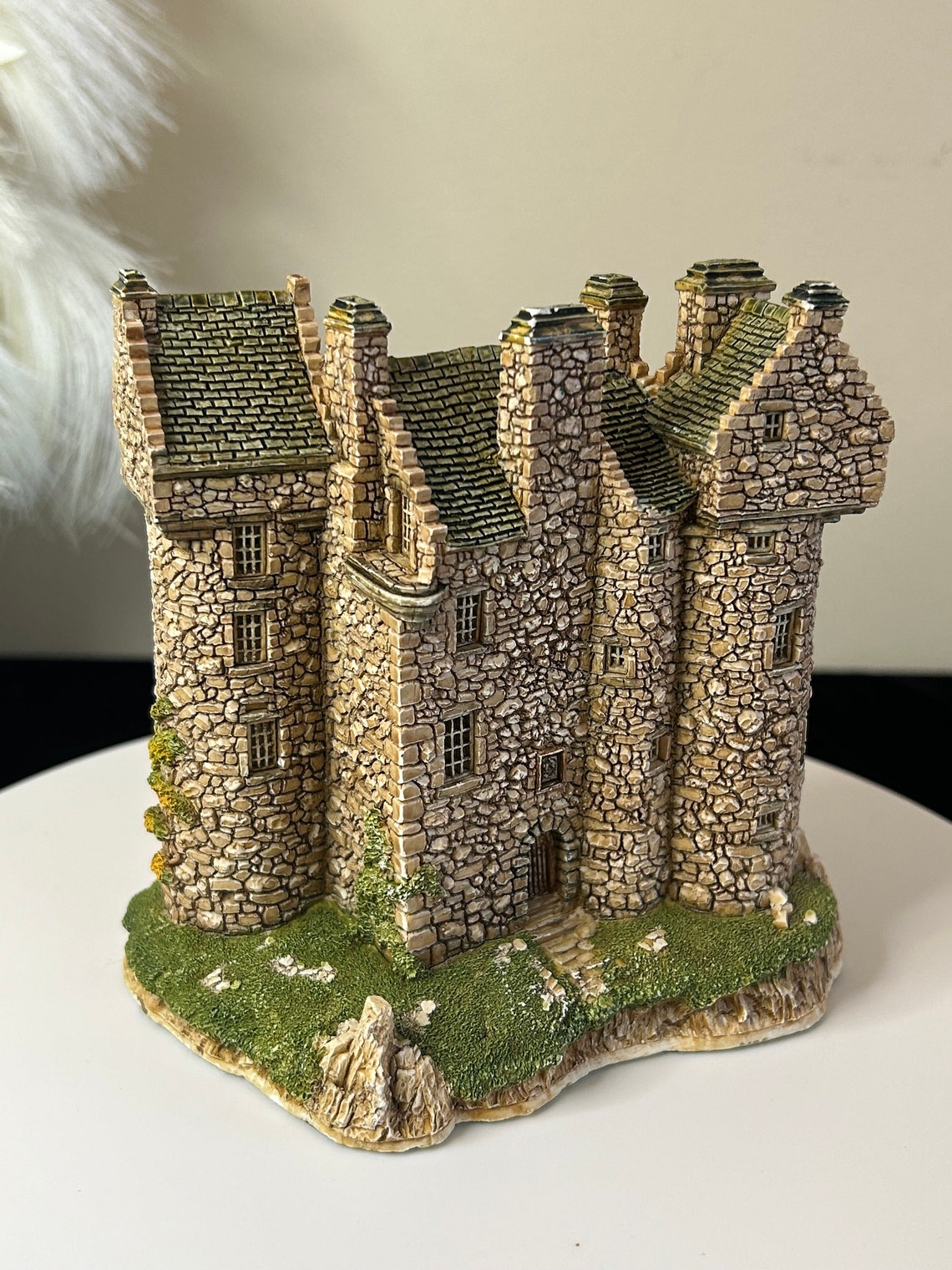 Claypotts Castle Miniature by LILLIPUT LANE Figure Scottish Collection ...
