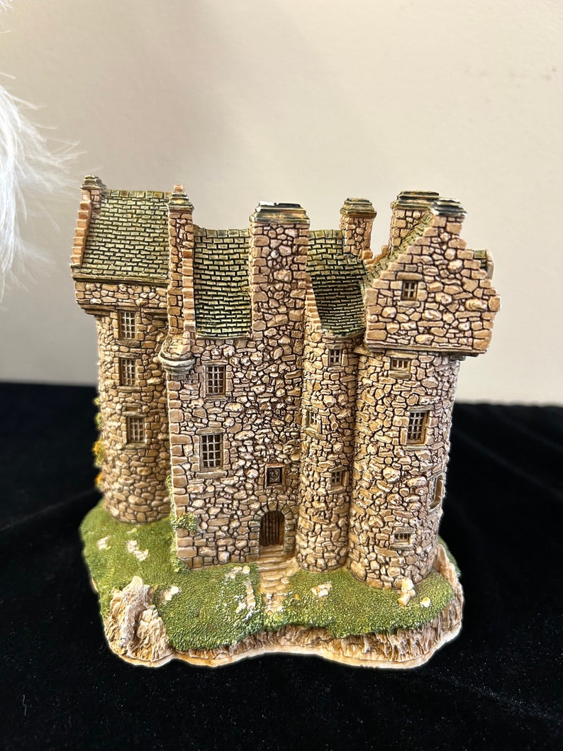 Claypotts Castle Miniature by LILLIPUT LANE Figure Scottish Collection ...