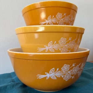 Vintage Pyrex Butterfly Gold Mixing Bowls Retro Kitchen 70's Pyrex ...