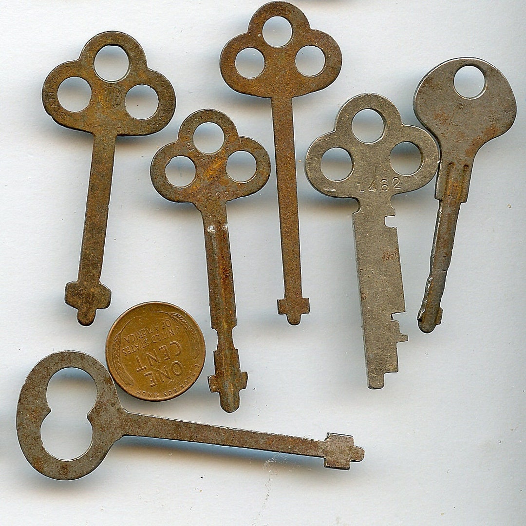 Lot of 6 KEYS Some From Paris FRANCE Very Cool Vintage Rusty Altered ...