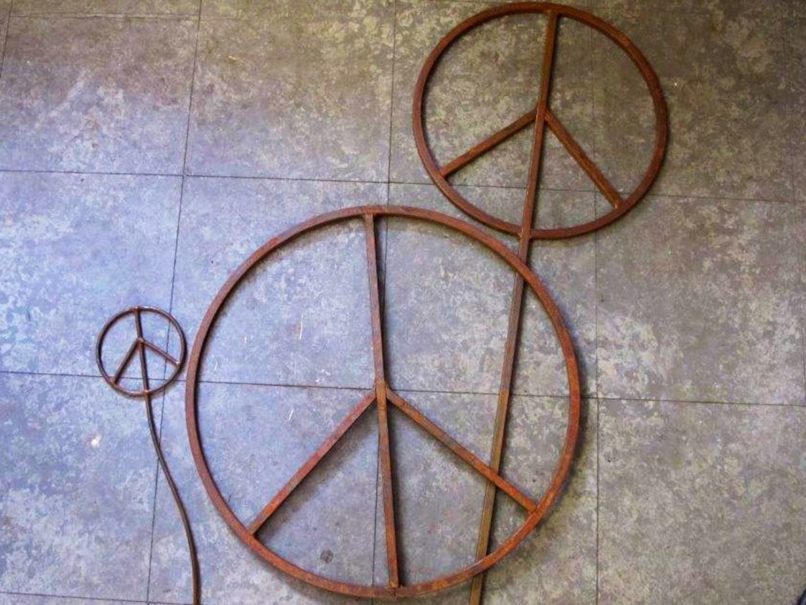 22 Steel Peace Sign Wreath or Wall Art Rustic Sculpture for - Etsy