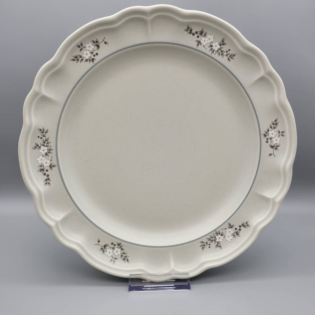 Vintage Pfaltzgraff Heirloom Dinner Plates Gray & White Flowers ...
