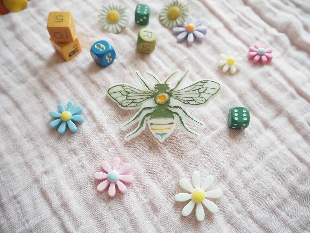 Honey Bee With Daisy Green Brown, Blue & Yellow Acrylic Pin Brooch ...