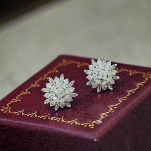 18K Gold Diamond Snowflake Earrings: Radiant Starburst Design - Etsy