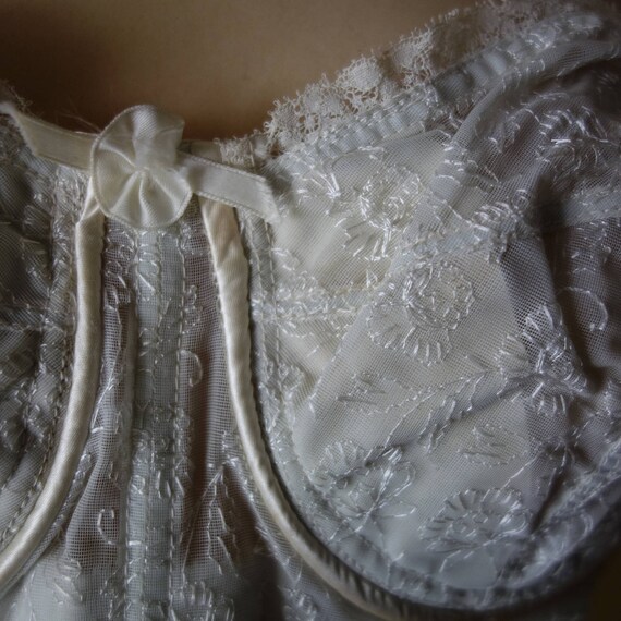 Medium 34 Bust 1950s Vintage Perma Lift Embroidered W… - Gem