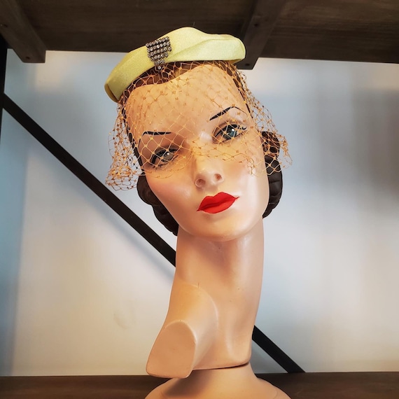 1940s Veiled Crown with Rhinestone Center Detail Yell… - Gem