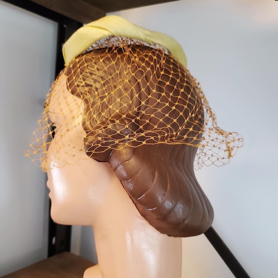 1940s Veiled Crown with Rhinestone Center Detail Yell… - Gem