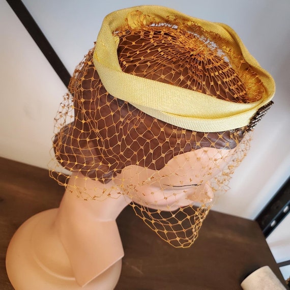 1940s Veiled Crown with Rhinestone Center Detail Yell… - Gem