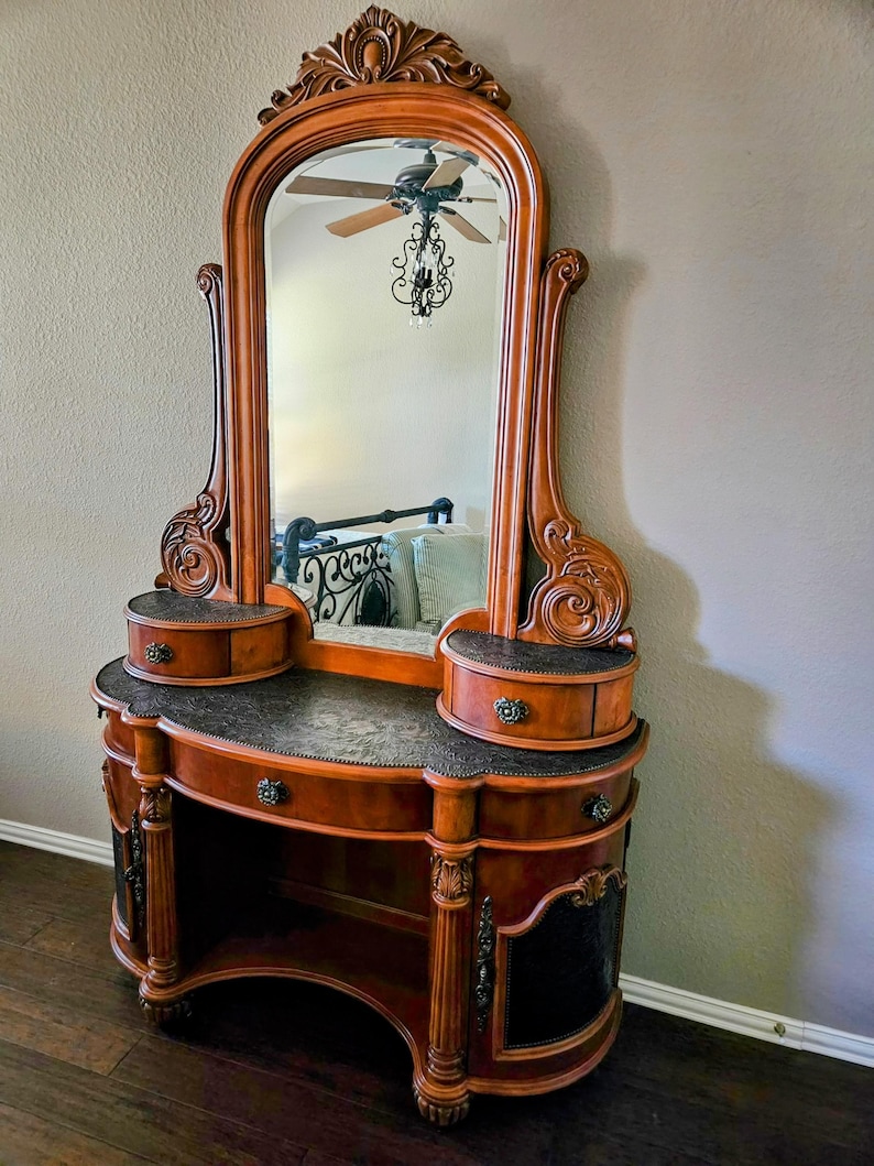 Beautiful Vanity With Mirror - (FREE SHIPPING Within Continental USA ...