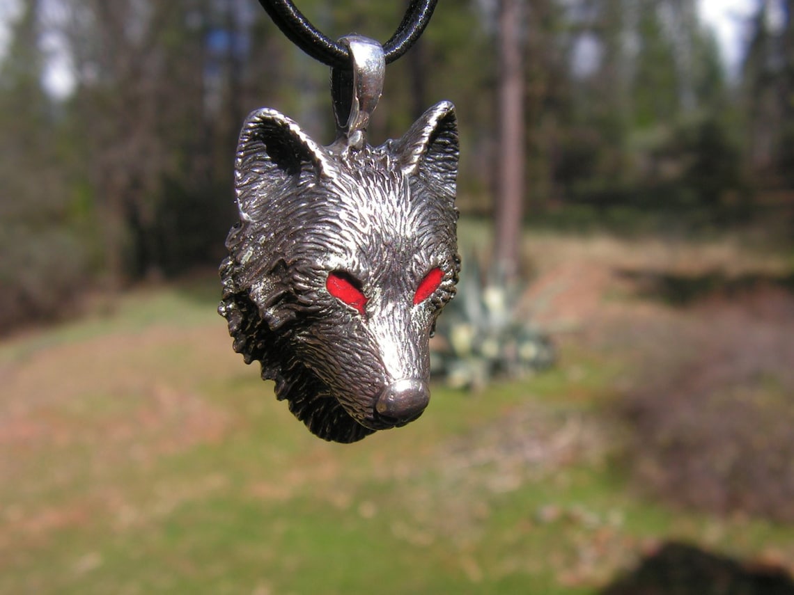 Colgante de lobo con ojos rojos en plata de ley | Etsy