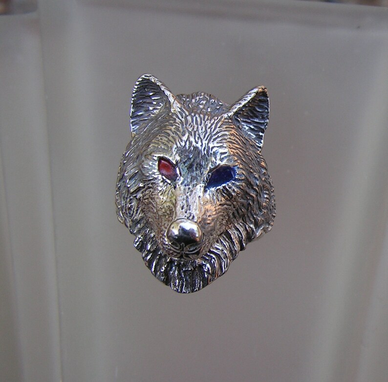 Anillo de lobo con ojos rojos y azules en plata de ley - Etsy México