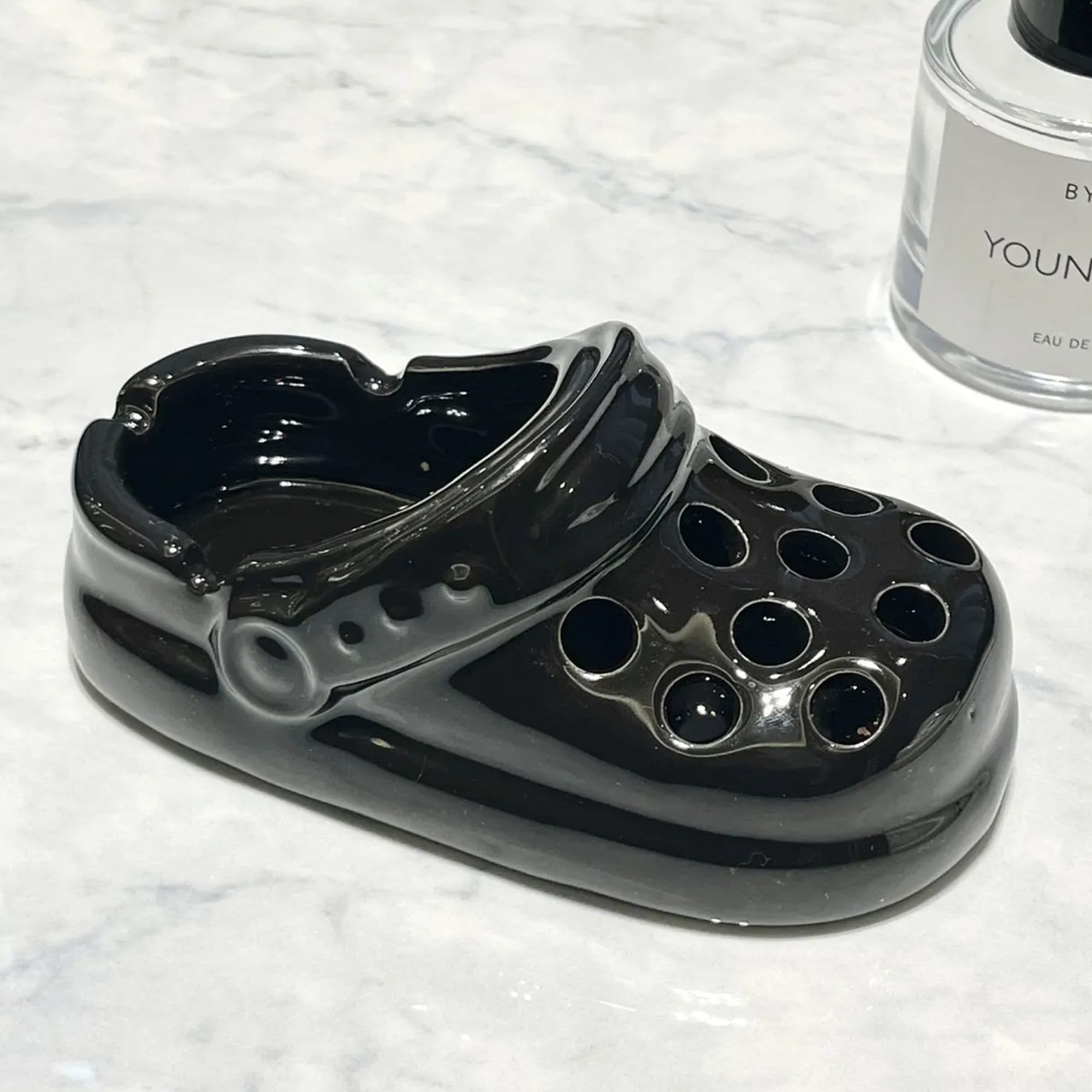 Creative Ceramic Clog-shaped Ashtrays Are Available in Black and White ...