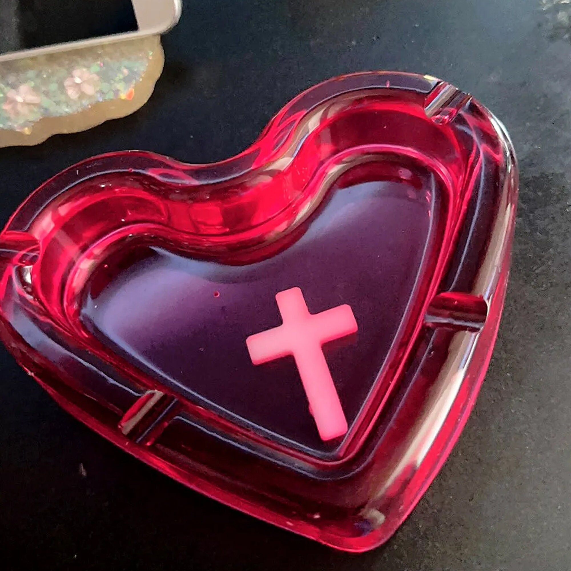 Bright Pink Love Ashtray, Unusual Resin Heart-shaped Ashtray, Ornament ...