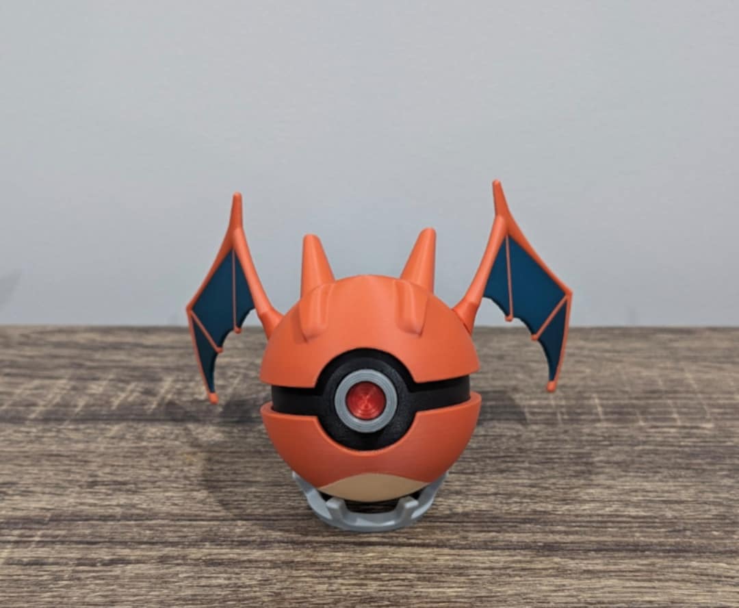 Charizard Pokémon Pokeball / Charizard Pokémon / Pokémon Fanatic ...