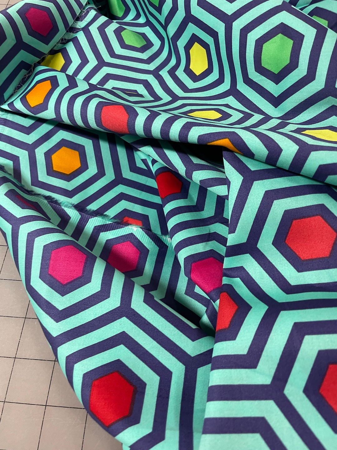 Tula Pink - Backing Fabric - Rainbow Hexy XL - Ipeacock || Tula's True ...