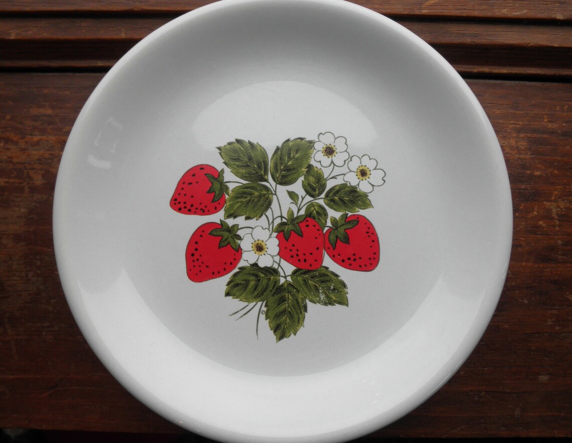 Vintage Strawberry Plates 4 Country Strawberry Side Plates / Dessert ...
