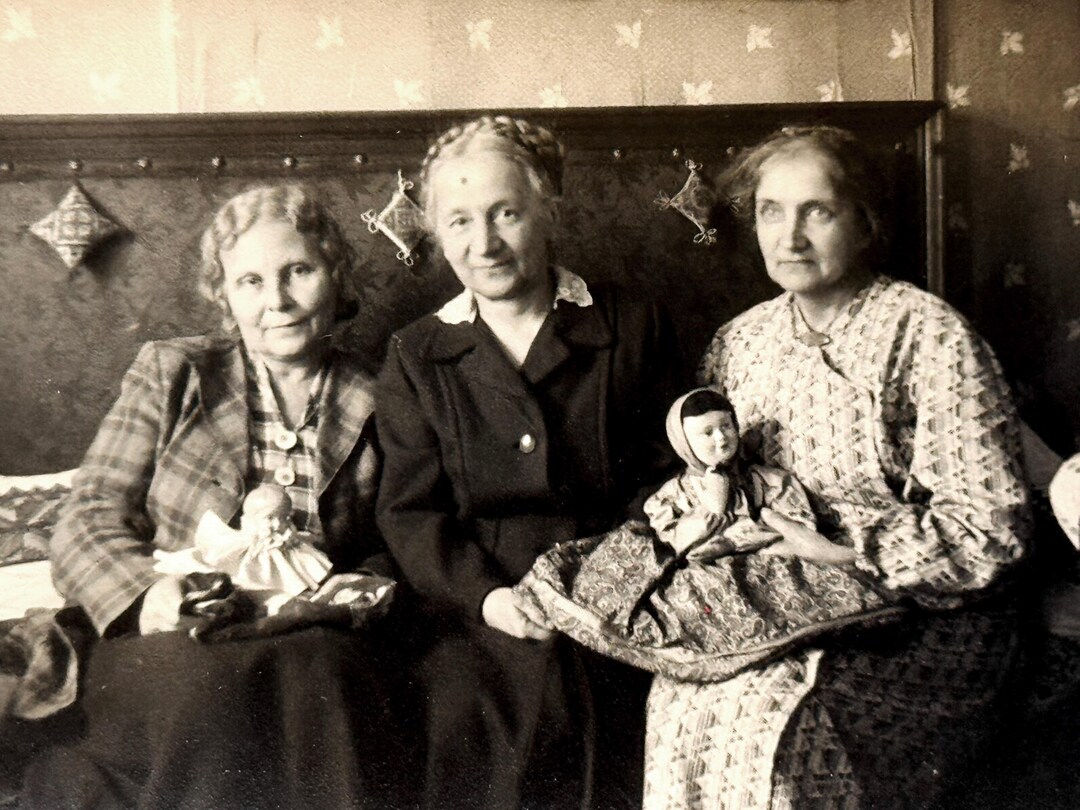 Vintage 1950s Snapshot: Three Women With Dolls - Witchy Folk Scene - Etsy