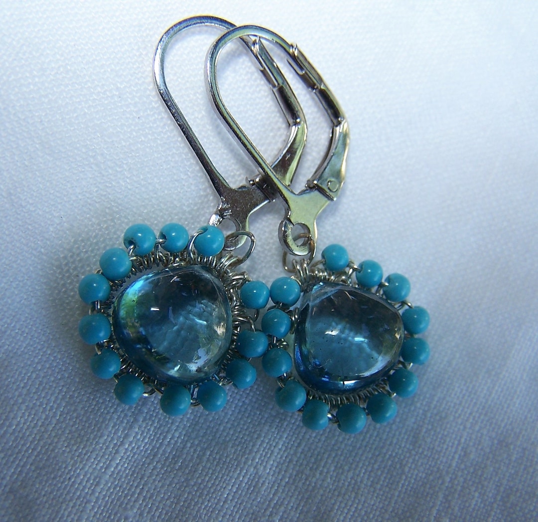 Topacio azul londinense, briolette suave, pequeños aretes de alambre ...