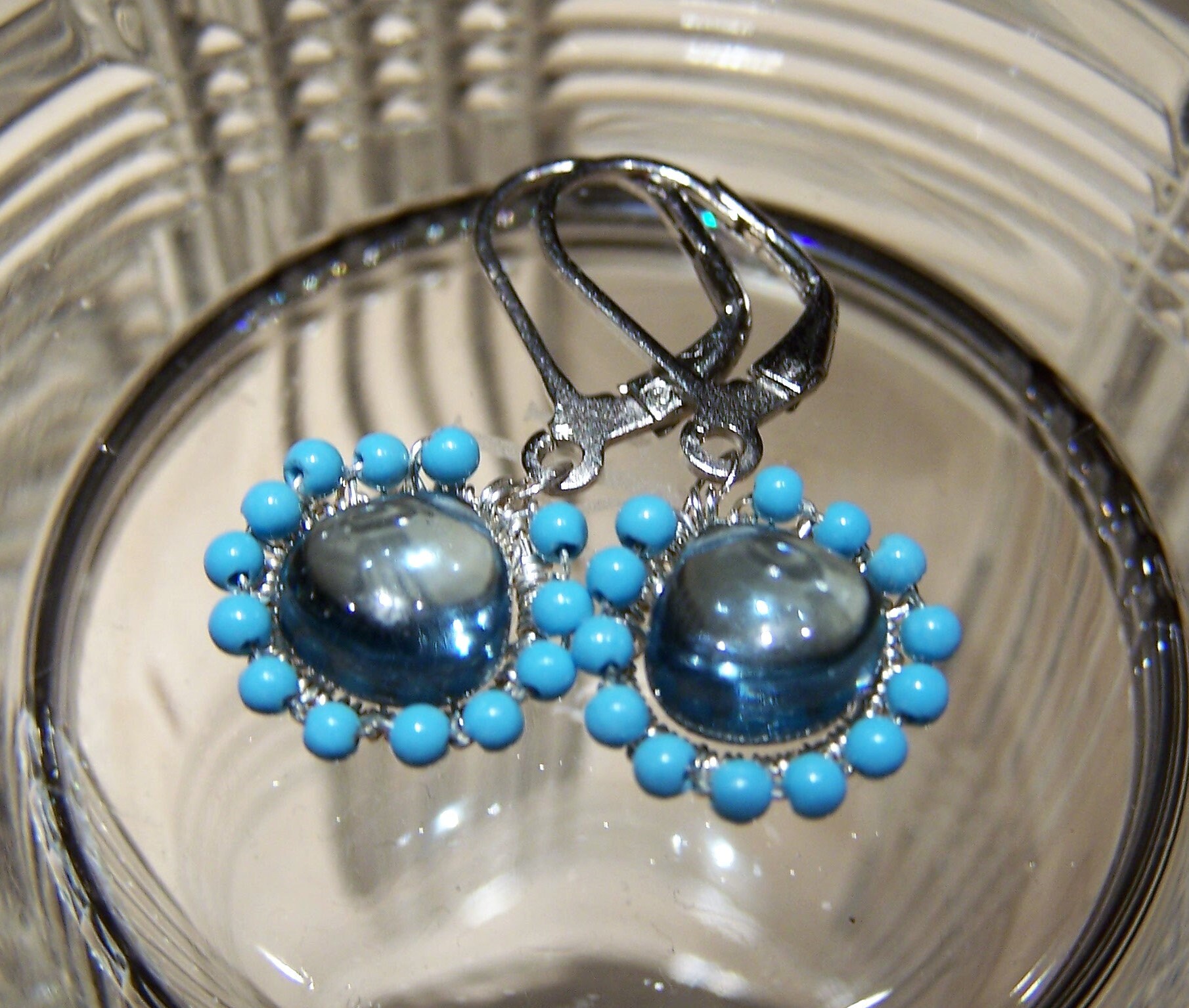 Topacio azul londinense, briolette suave, pequeños aretes de alambre ...