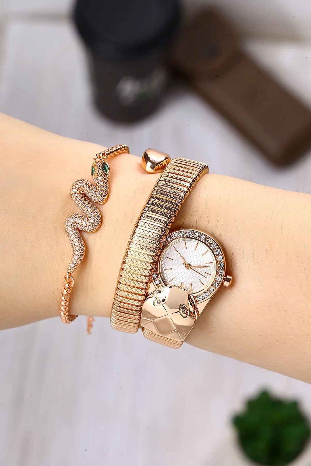 Snake Model Women Wrist Watch With Bracelet: Stylish Elegance With ...