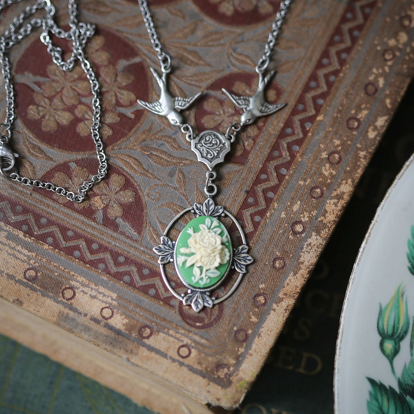 Victorian Floral Bouquet Pattern Cameo Necklace With Leafy Flourish ...