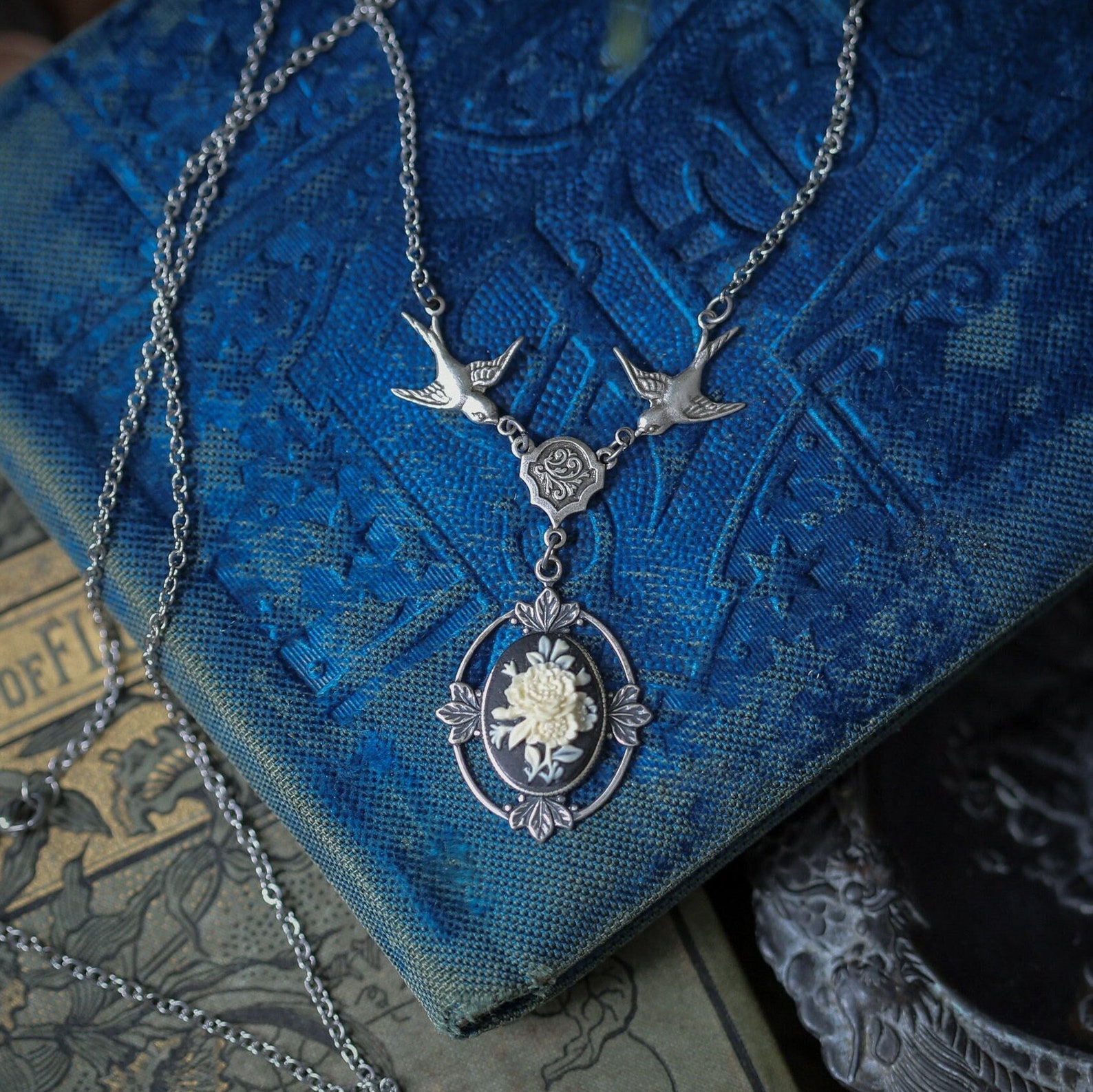 Victorian Floral Bouquet Pattern Cameo Necklace With Leafy Flourish ...