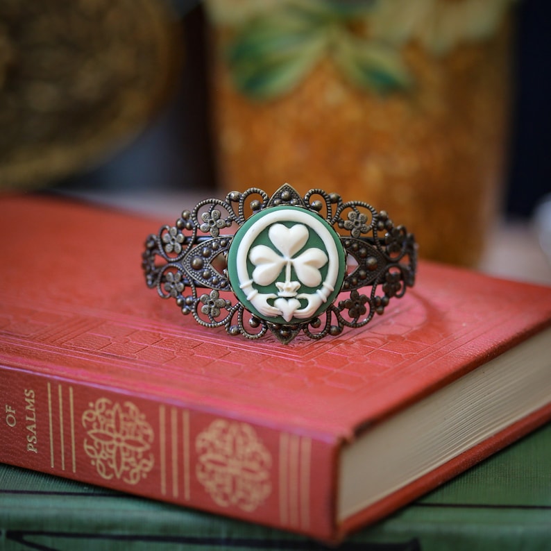 Claddagh Cameo Cuff Bracelet Green or Black - Etsy