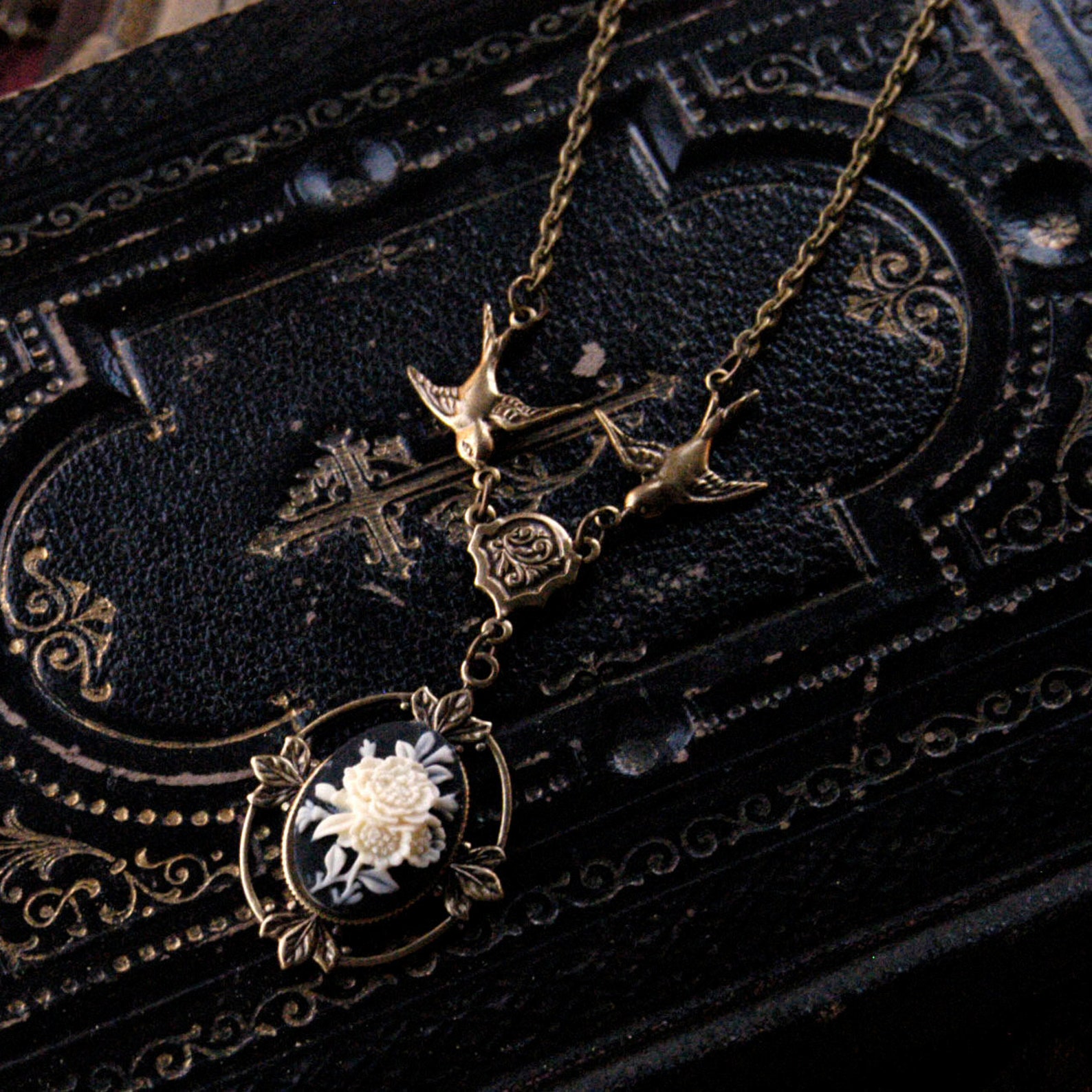 Victorian Floral Bouquet Pattern Cameo Necklace With Leafy Flourish ...