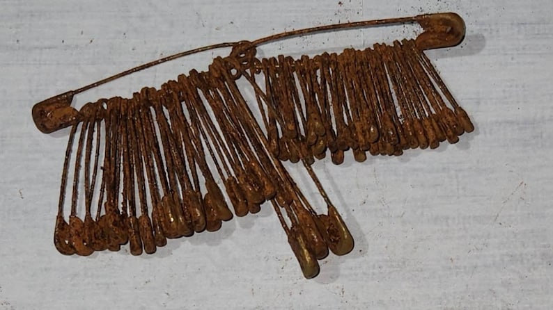 50 Rusty Safety Pins: Primitive Farmhouse Craft Supplies - Etsy