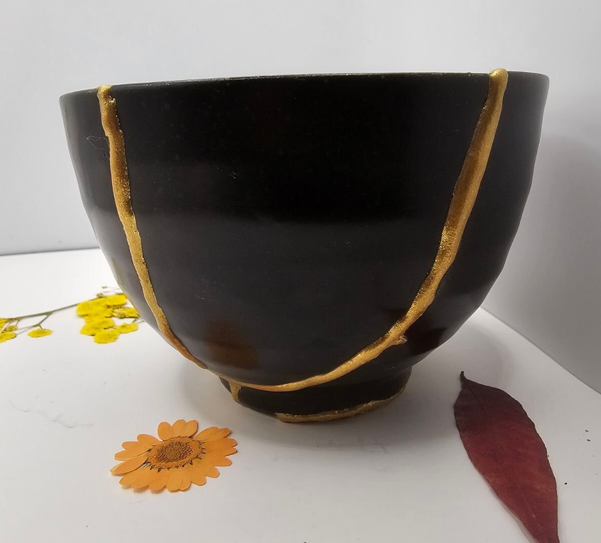 Black Kintsugi Bowl With 6 Breaks. Black and Gold, Japanese Art, Key ...