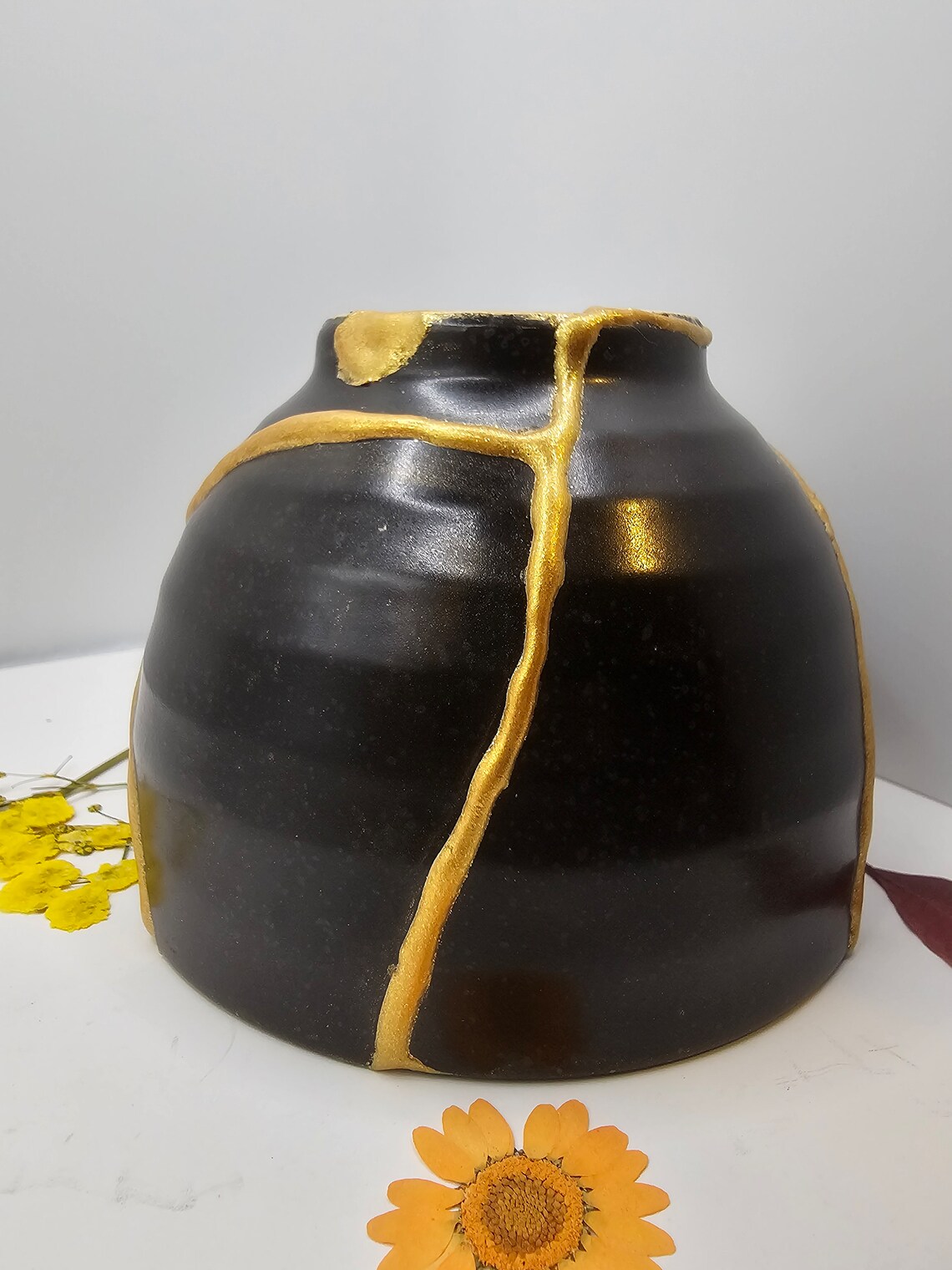 Black Kintsugi Bowl With 6 Breaks. Black and Gold, Japanese Art, Key ...