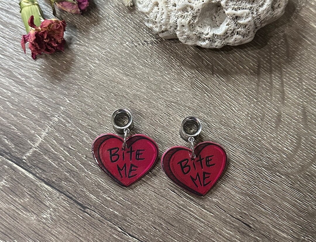 2g 6mm 1 25mm Red Heart Bite Me Gold or Silver Tunnel/earplugs Hider ...