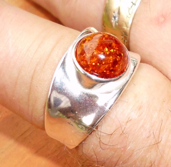 Solid amber ring store