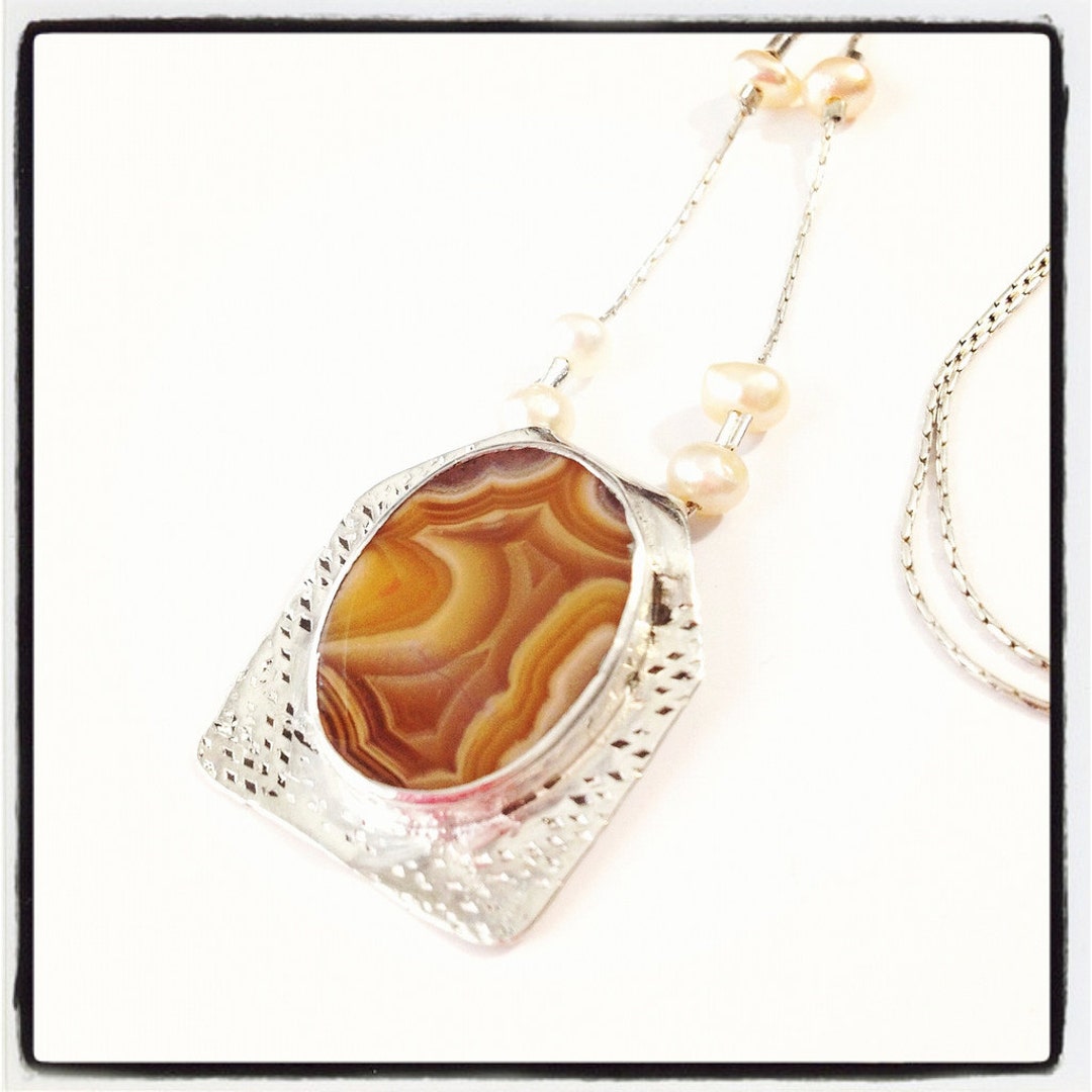 Ribbon Agate Necklace - Etsy