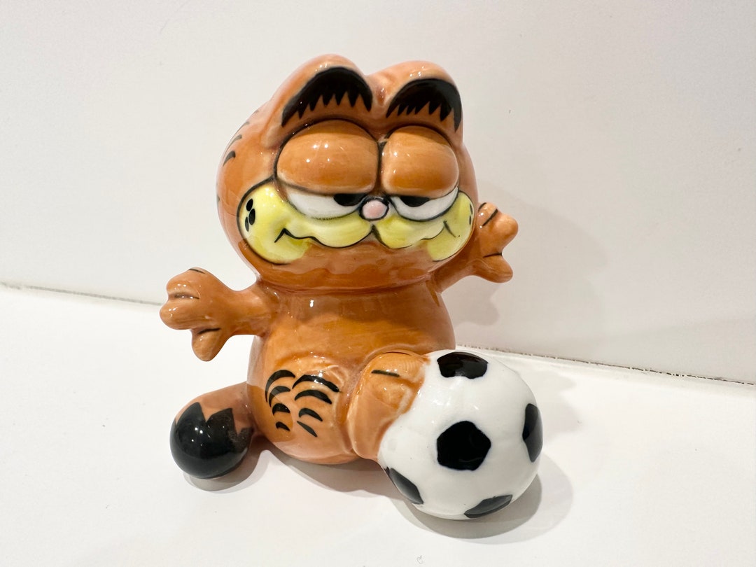 Vintage 1981 Garfield the Cat Ceramic Figure Playing Soccer United ...