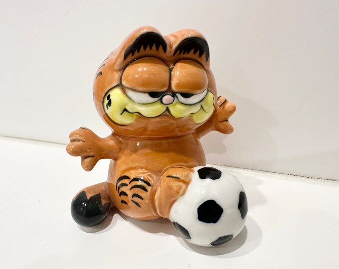 Vintage 1981 Garfield the Cat Ceramic Figure Playing Soccer United ...