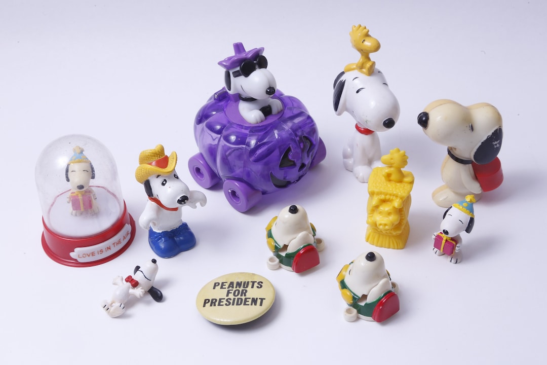 Peanuts Characters, Snoopy, PVC Figures Set, Pin, Badge, Puppies ...