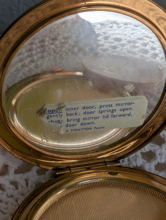 Vintage Stratton Poppy powder compact. Made in Englan… - Gem