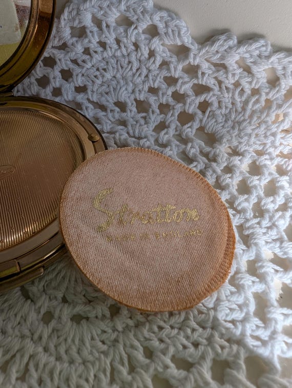 Vintage Stratton Poppy powder compact. Made in Englan… - Gem
