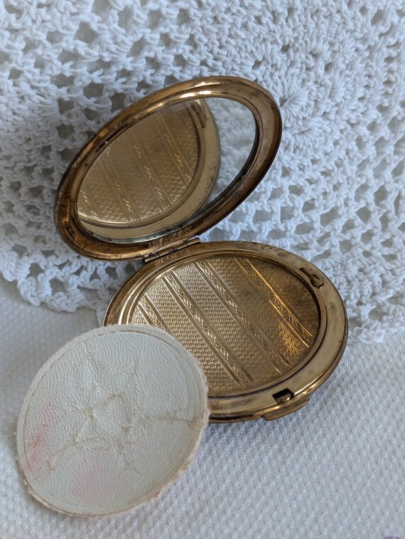 Vintage brass Melissa compact. 1950s Made in Englan… - Gem