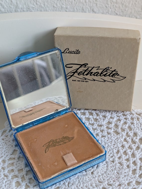 Vintage WW2 Era Feathalite Lucite powder compact. Ori… - Gem