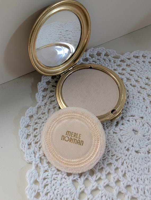 Vintage Merle Norman powder compact. 1950's -1979 - Gem