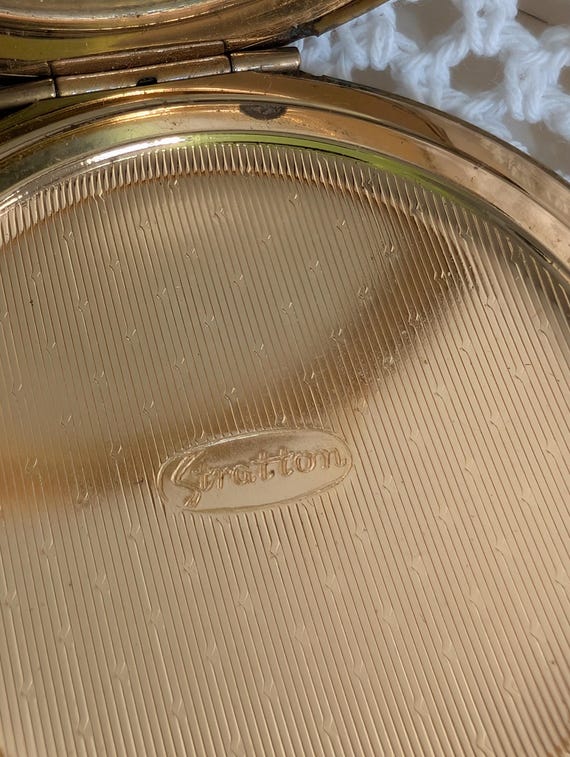 Vintage Stratton Poppy powder compact. Made in Englan… - Gem