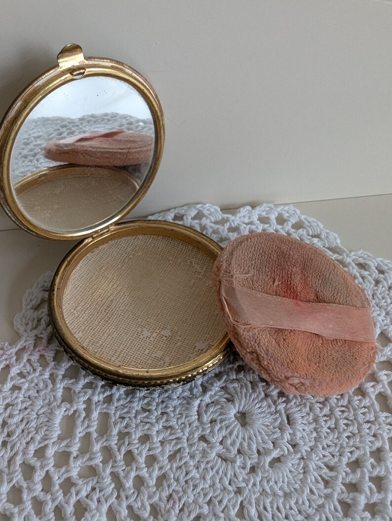 Vintage Compact. Unique Compact Mirror With Powder. Bottom is Leather ...