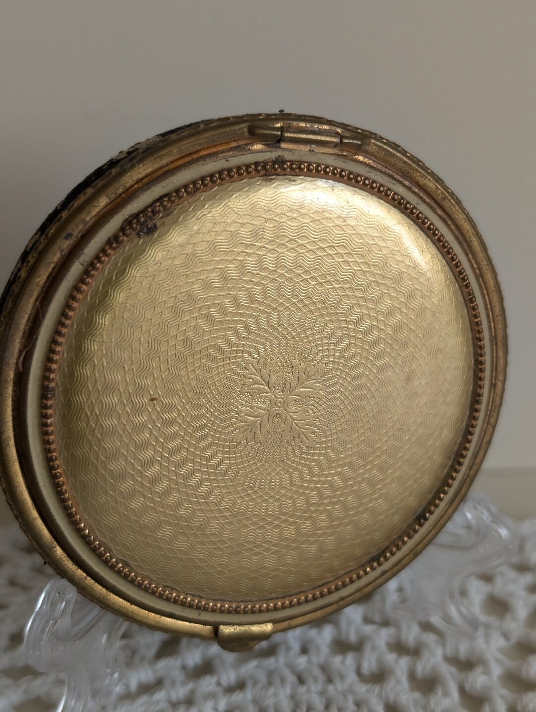 Vintage Compact. Unique Compact Mirror With Powder. Bottom is Leather ...