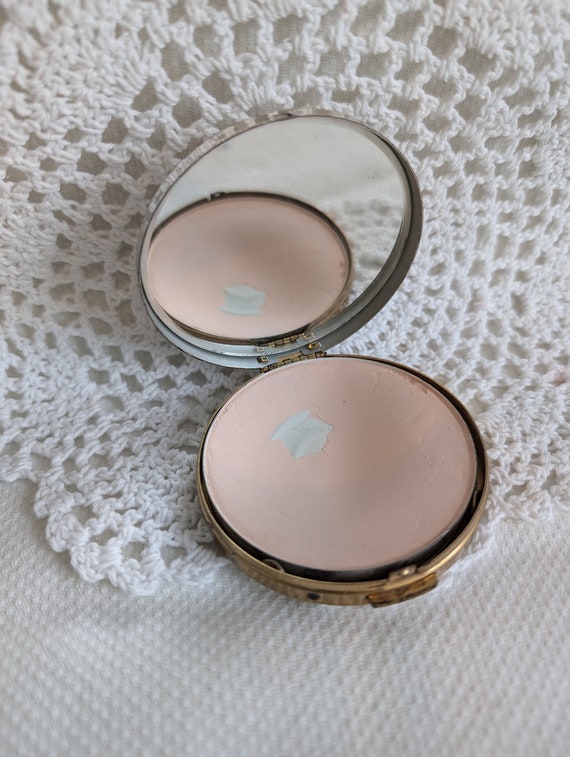 Vintage Avon compact. 1970s. This gold/silver toned … - Gem