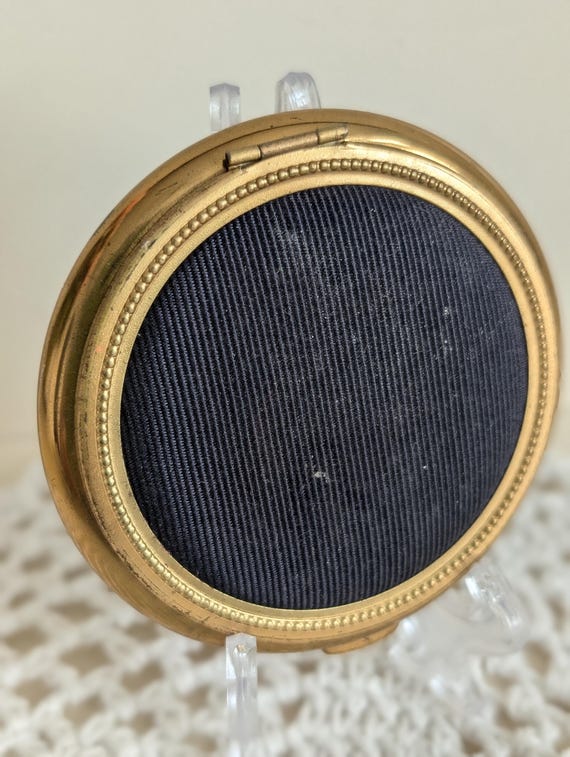 Vintage powder compact. 1950's? Black growgrain front… - Gem